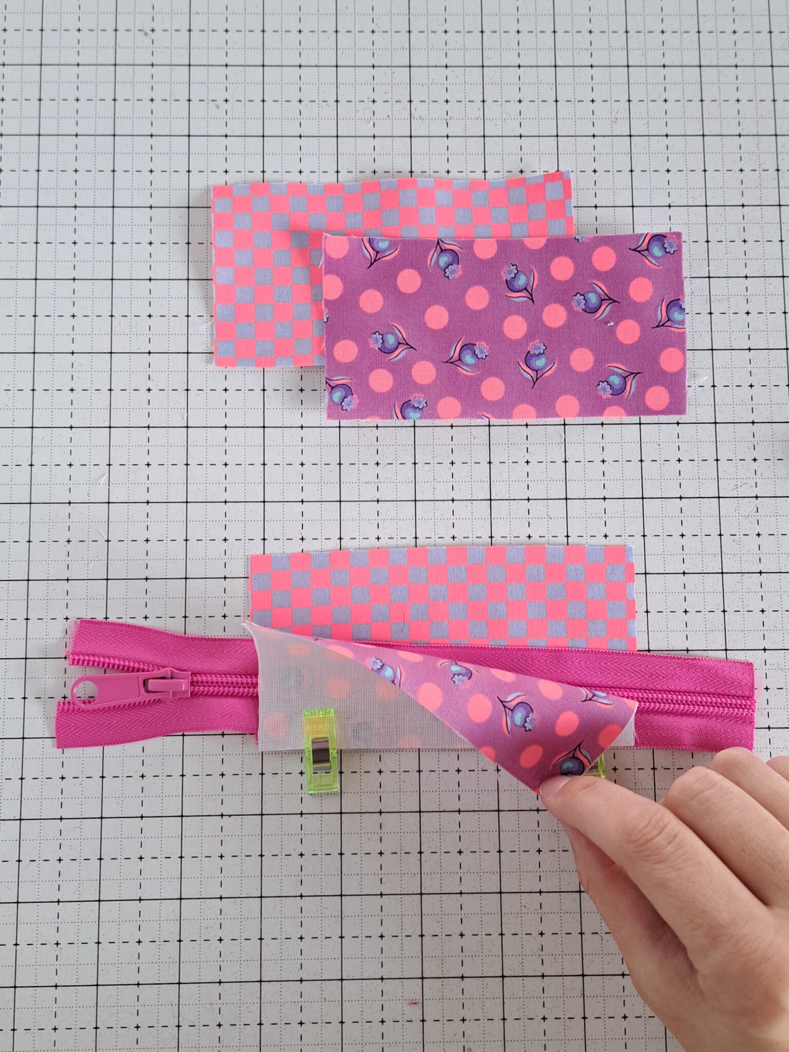 Tiny Circle Zipper Pouch Free Tutorial - Center Street Quilts