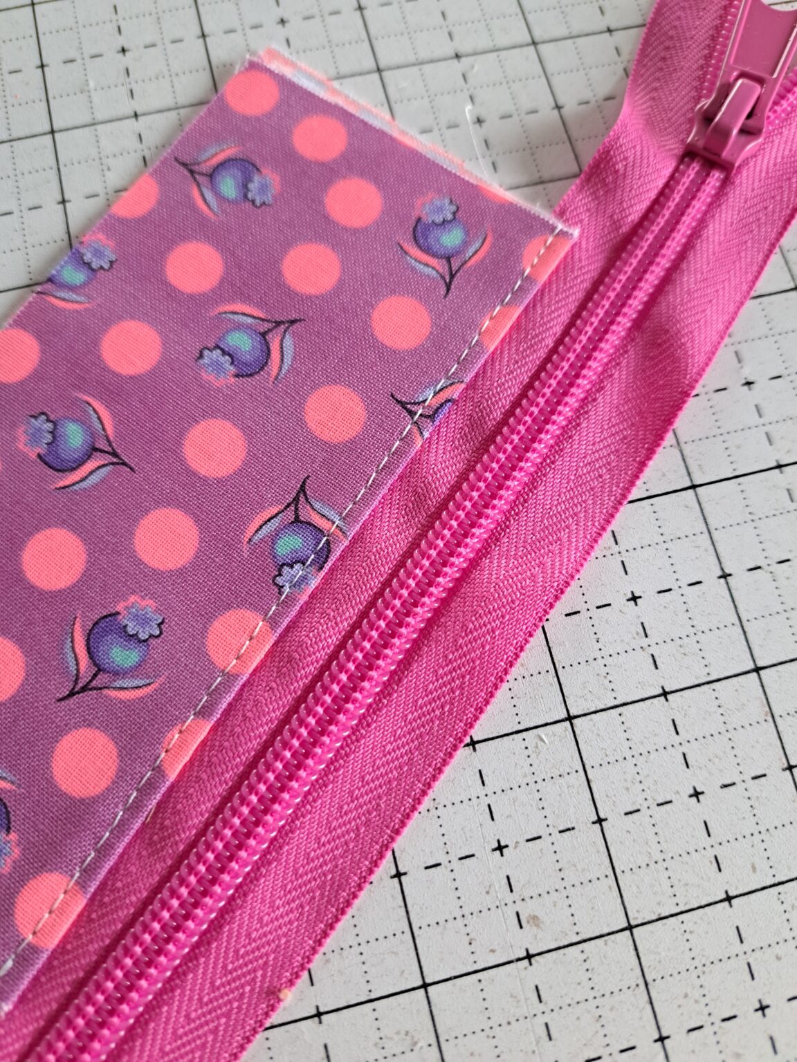 Tiny Circle Zipper Pouch Free Tutorial - Center Street Quilts